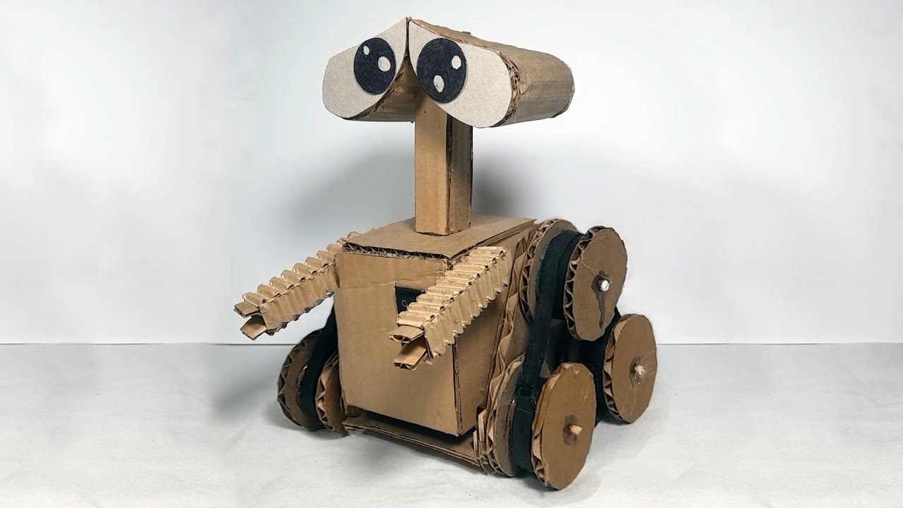 Robot Hecho Con Materiales Reciclados Don T Throw Away The Bottles At