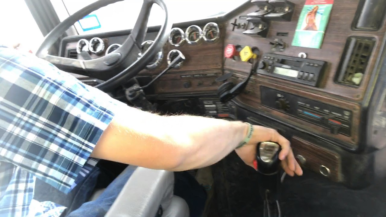 Freightliner Classic 60 Series Detroit 13 Speed Shifting Youtube