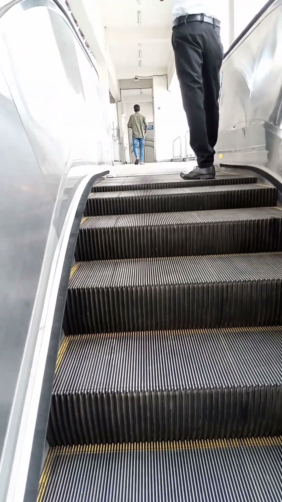 How To Use Escalator Moving Stairs For Beginners You Can Watch Out