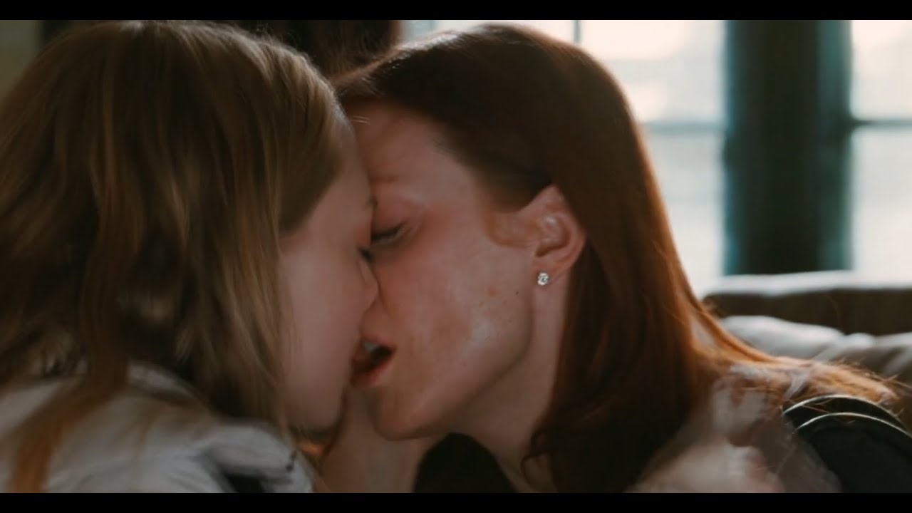 Lesbian Kiss Scene From Movie Chloe 2009 Julianne Moore Catherine