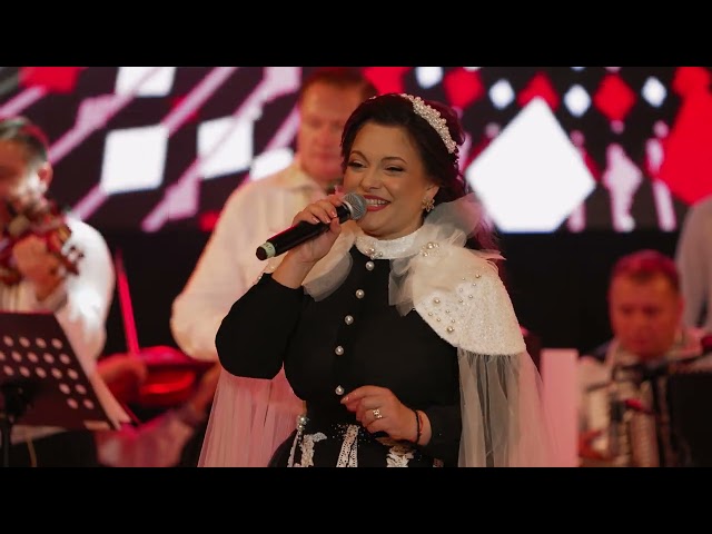 Laura Olteanu-Colaj de petrecere
