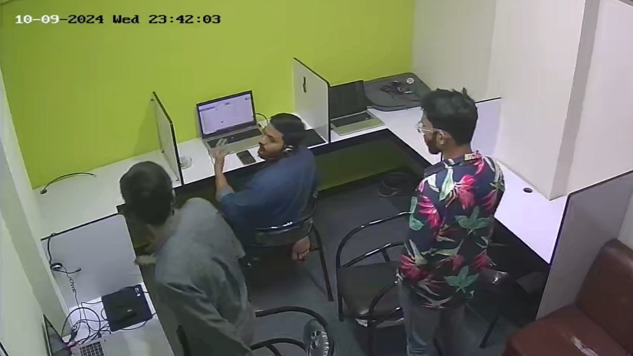 Scaring Scammers With Pictures Of Their Own Cctv On Their Pc Youtube