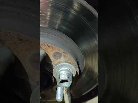 Como Quitar Los Birlos Quebrados De Un Toyota Corolla Del 2005 Youtube