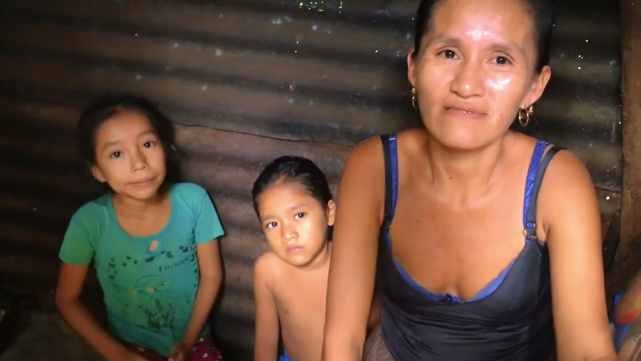Madre Trabaja Y Le Pagan Con Ma нzёяшиy Sus Hijos Duermen En El Sueloёяшв