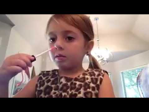 Niña Oliendo Labial Youtube