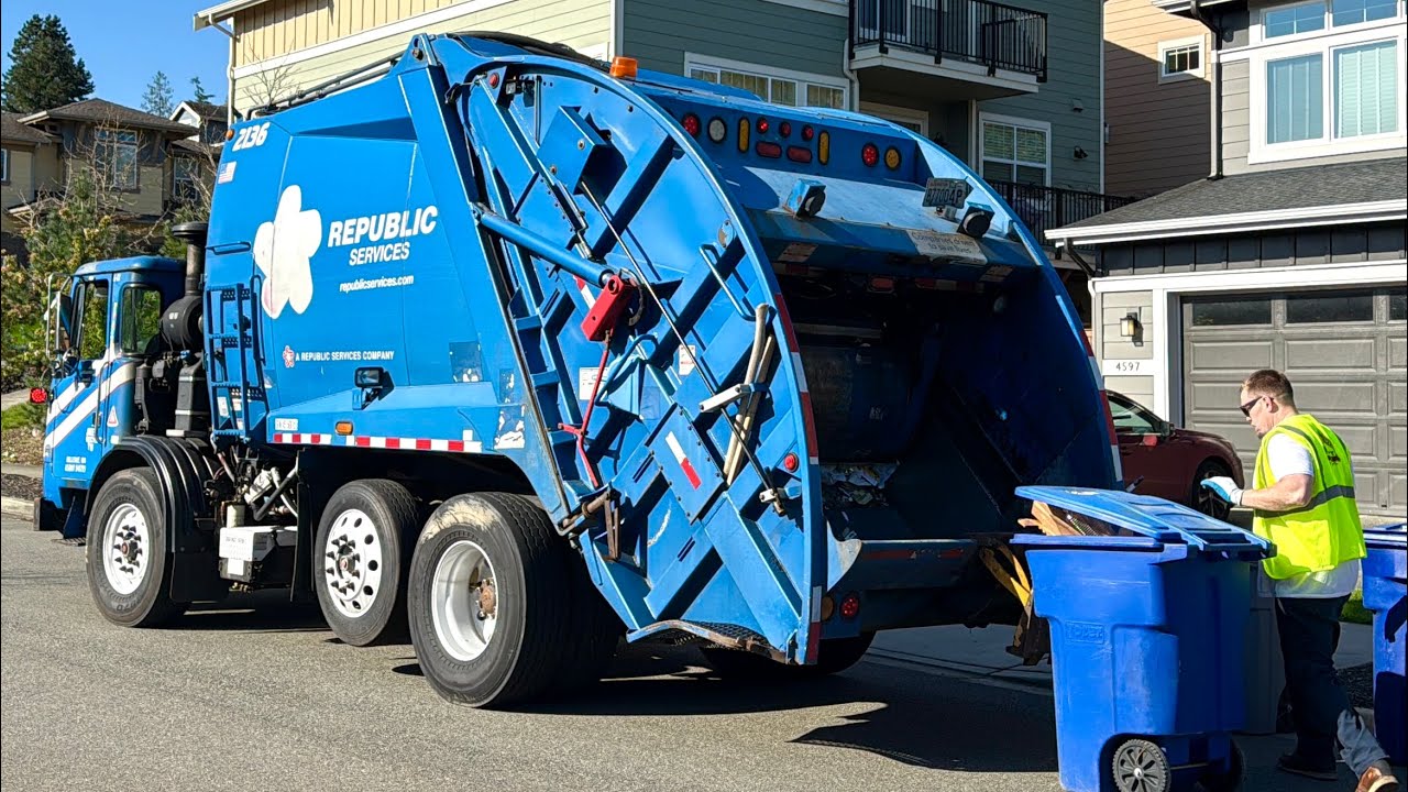 Republic Services Autocar Acx 18 Yd Mcneilus Rear Loader Garbage Truck