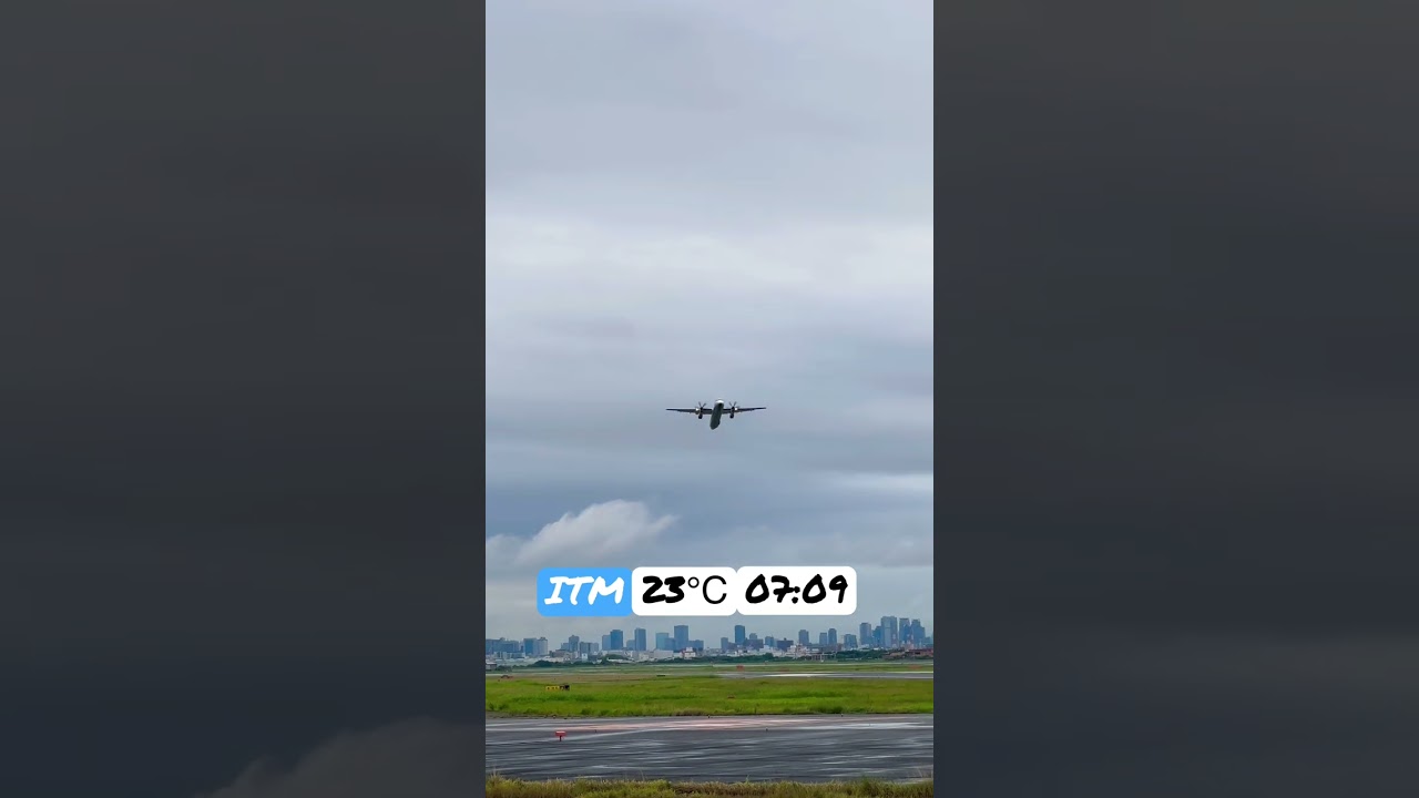 De Havilland Aircraft Of Canada Ana Takeoff Osaka International Airport