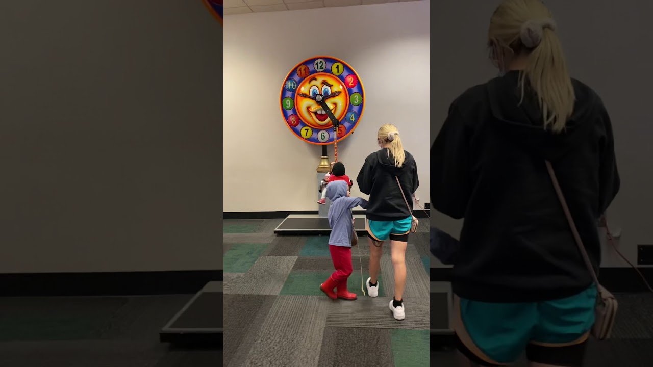 Chuck E Cheese Clock Ride Youtube