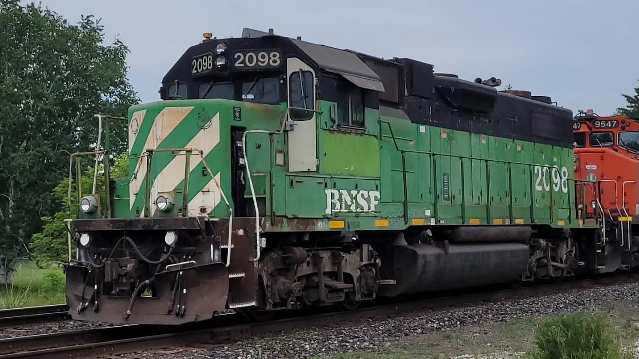 Cn 581 9547 Bnsf 2098 In Lynden Ontario Youtube