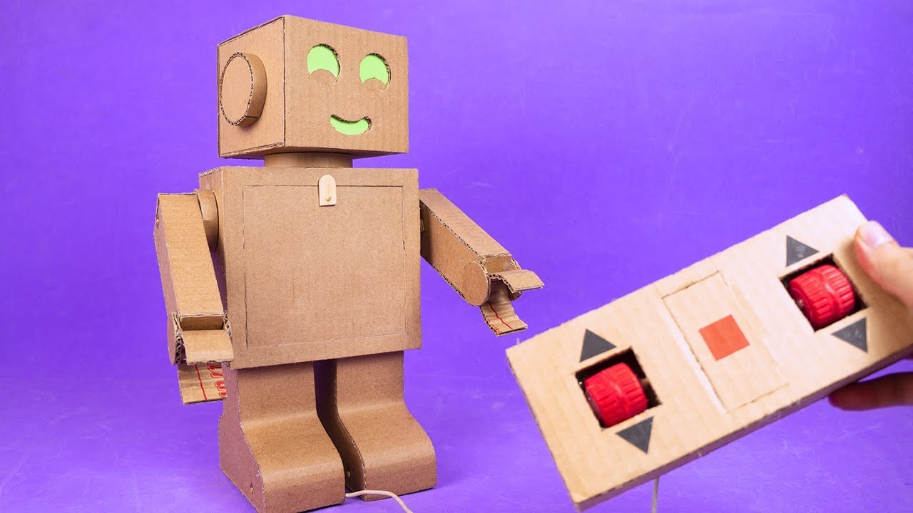 Robots Hechos De Material Reciclado Robot Reciclado Creación