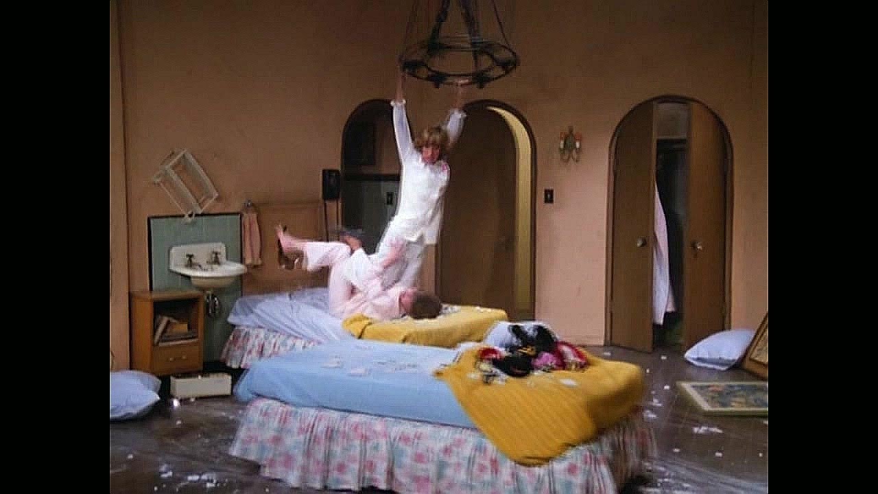 Laverne Shirley An Earthquake Shocks The Girls In California