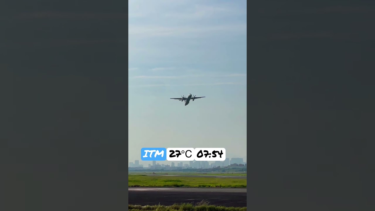 De Havilland Aircraft Of Canada Ana Takeoff Osaka International Airport
