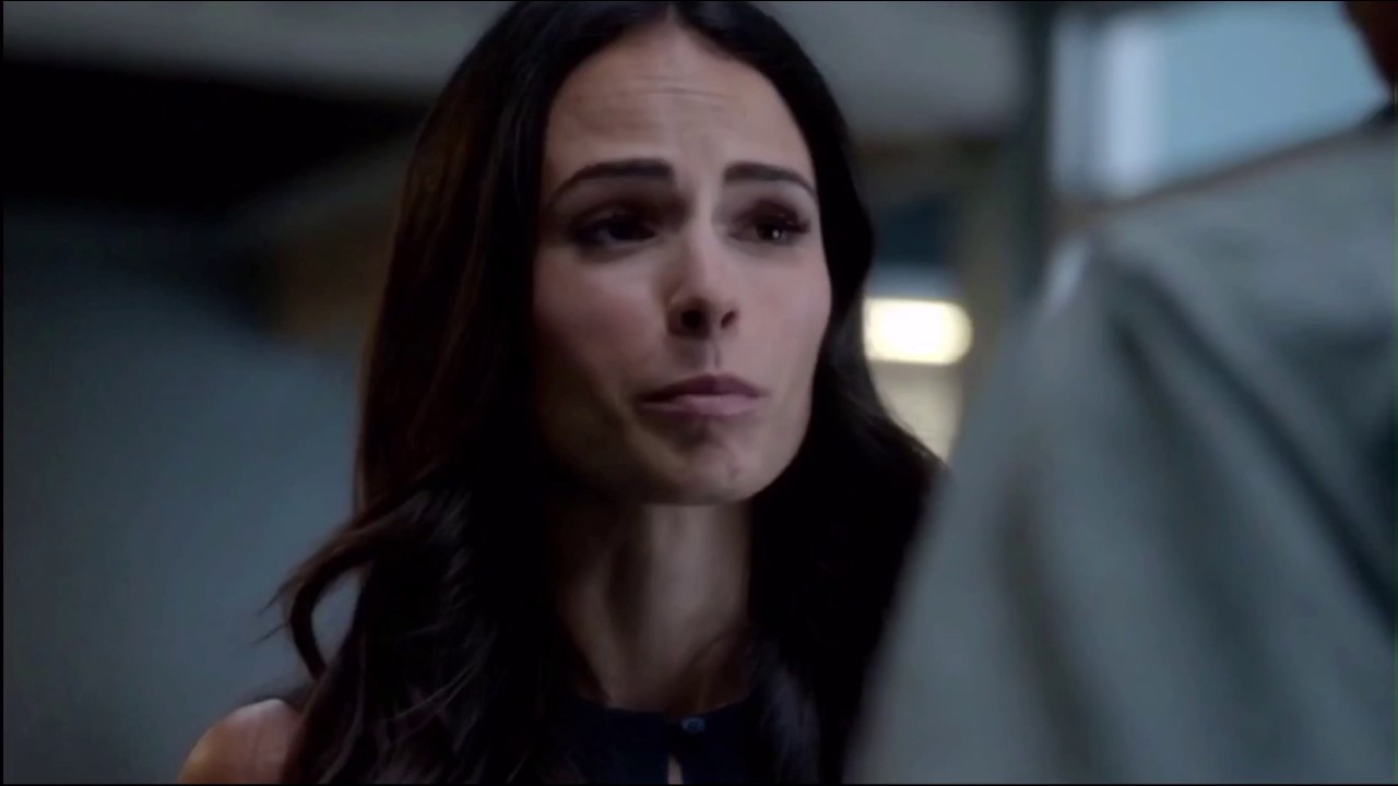 Floriana Lima As Miranda Riggs In Lethal Weapon 01x02 Youtube