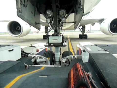 Boeing B777 200 Pushback With Towbarless Tractor Youtube