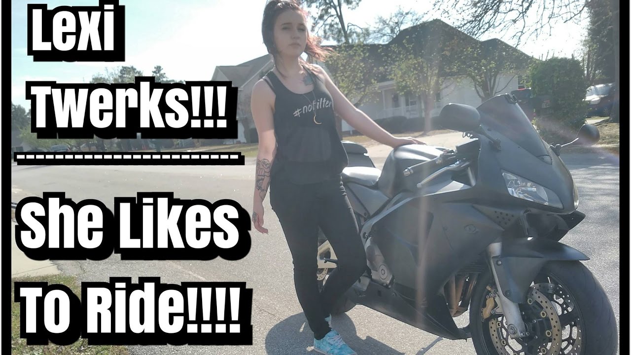 Hot Girl Twerks For Motorcycle White Girl Can Twerk Youtube