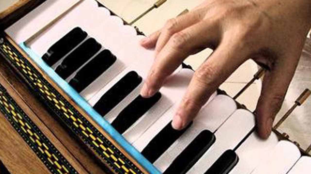 Playing Harmonium Harmonium Classes Damini Harmony Music Classes
