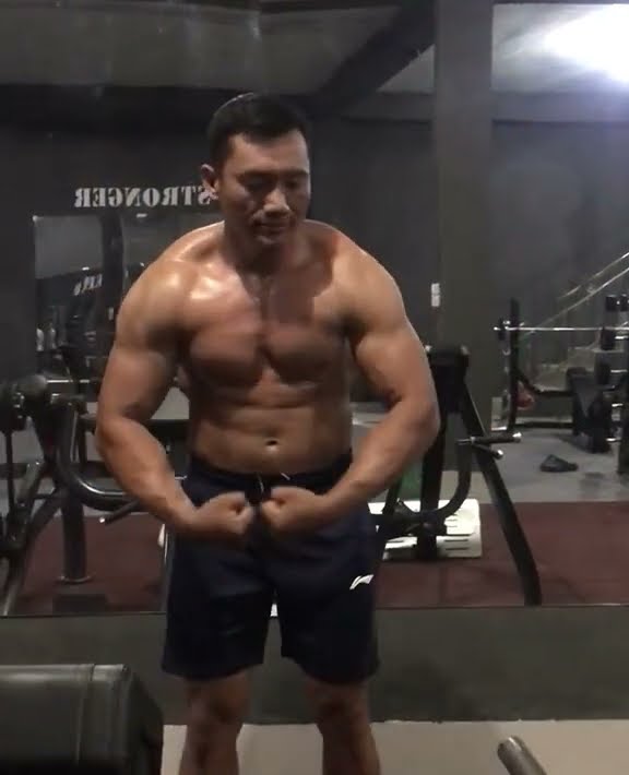 Indonesian Bodybuilder Muscle Flexing 82 Youtube