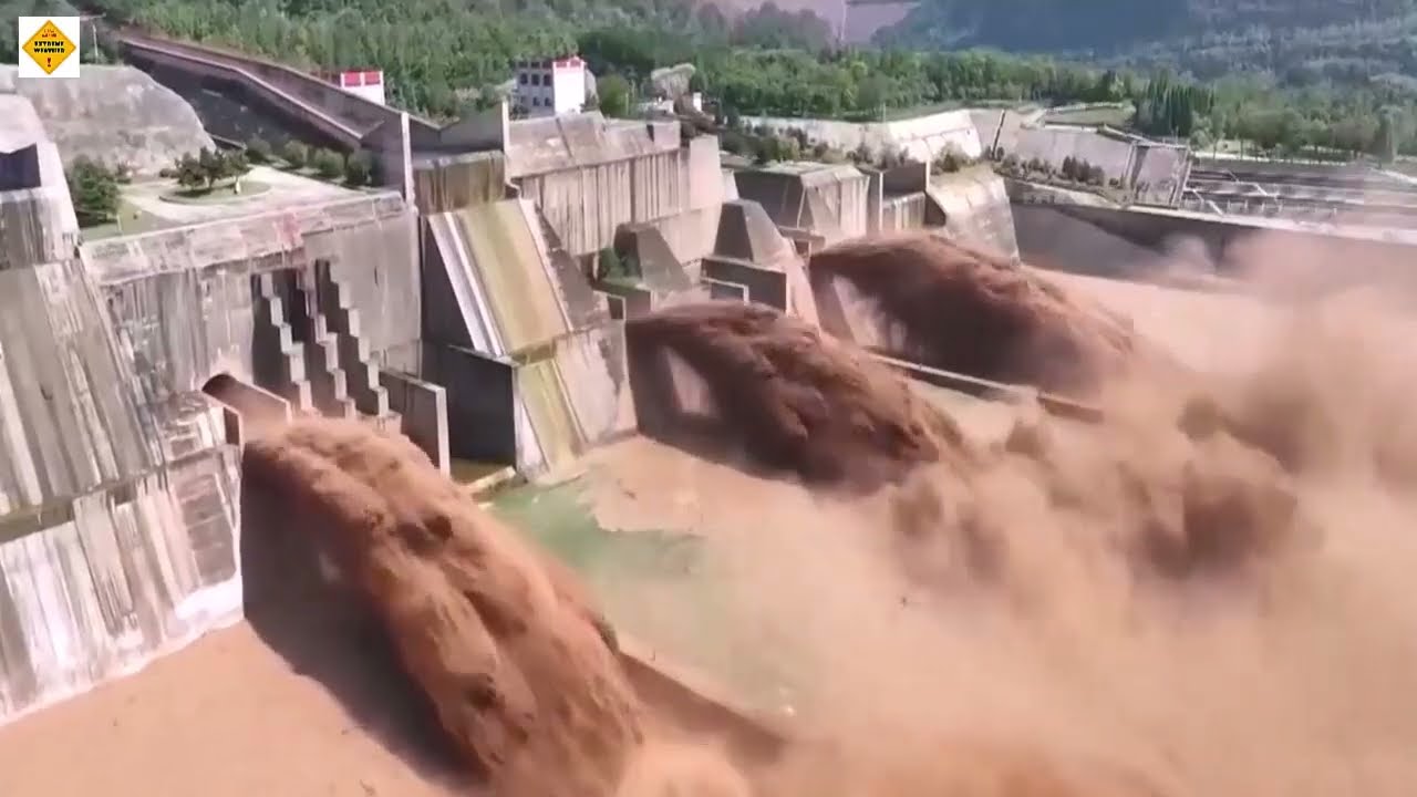 Last Night In China Yellow River Floods Overflowed The Banks And