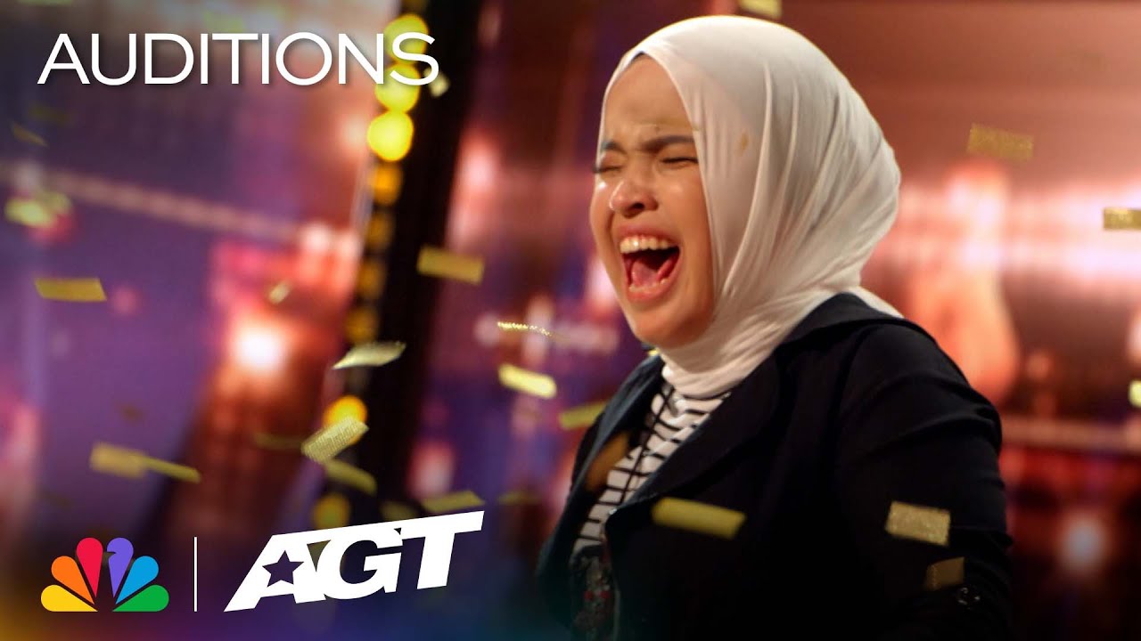 Golden Buzzer Putri Ariani Receives The Golden Buzzer From Simon