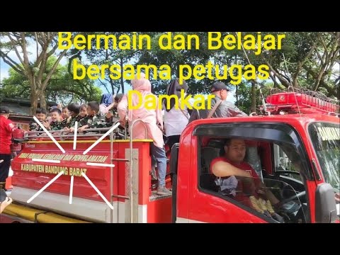 Bermain Dan Belajar Bersama Petugas Pemadam Kebakaran Dan Naik Mobil
