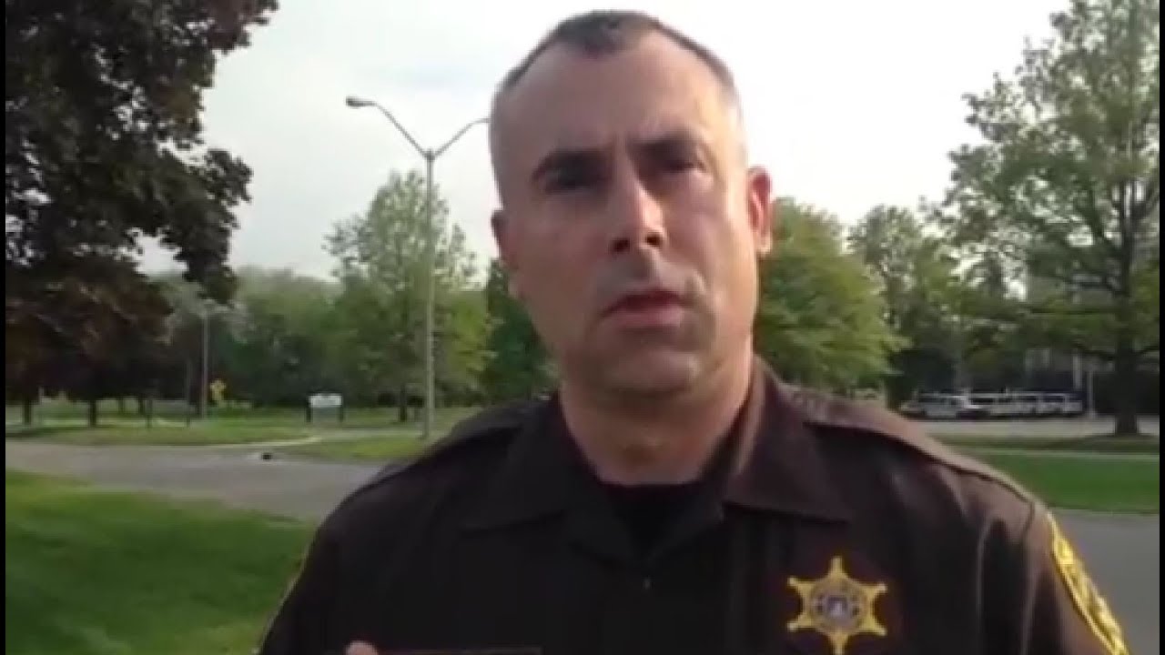 Ignorant Cop Completely Violates Cameraman S Rights 2 7 Youtube