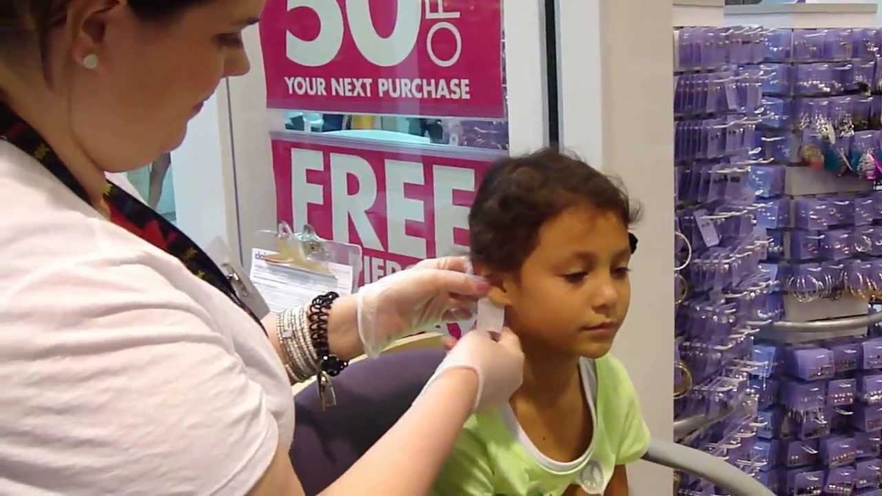 Julia Getting Her Ears Pierced At Claire S In The Mall 05 26 2013 Youtube