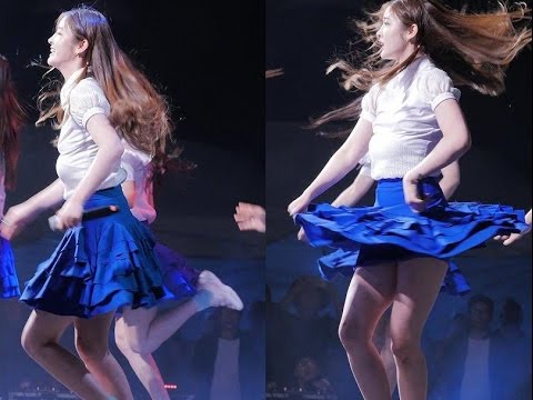 Eunjin S Bra Falls Out Of Place During Performance Anti Tries To Make