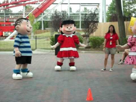 Peanuts Party At The Plaza Carowinds Youtube