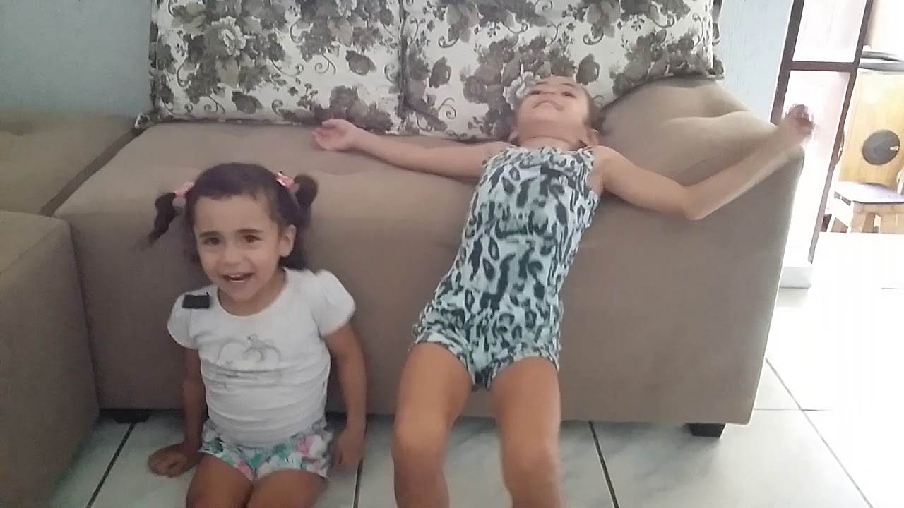 Largada No Sofá Isabelle E Lívia Youtube