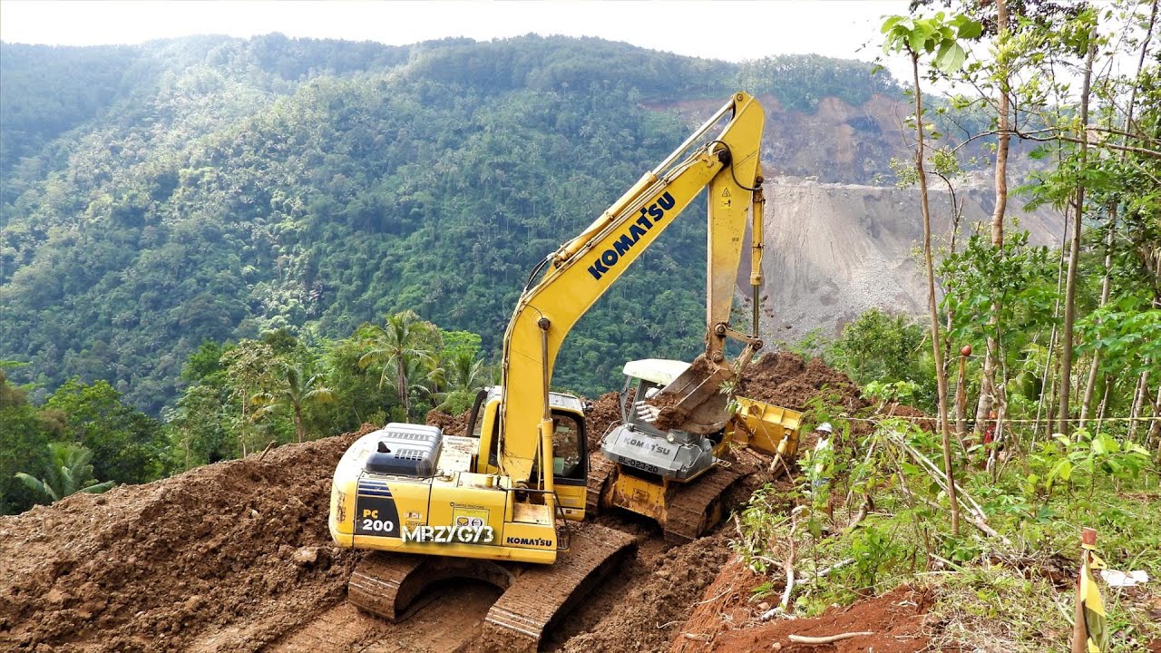 Komatsu Pc200 Excavator Cutting Dirt Bendungan Bener Youtube