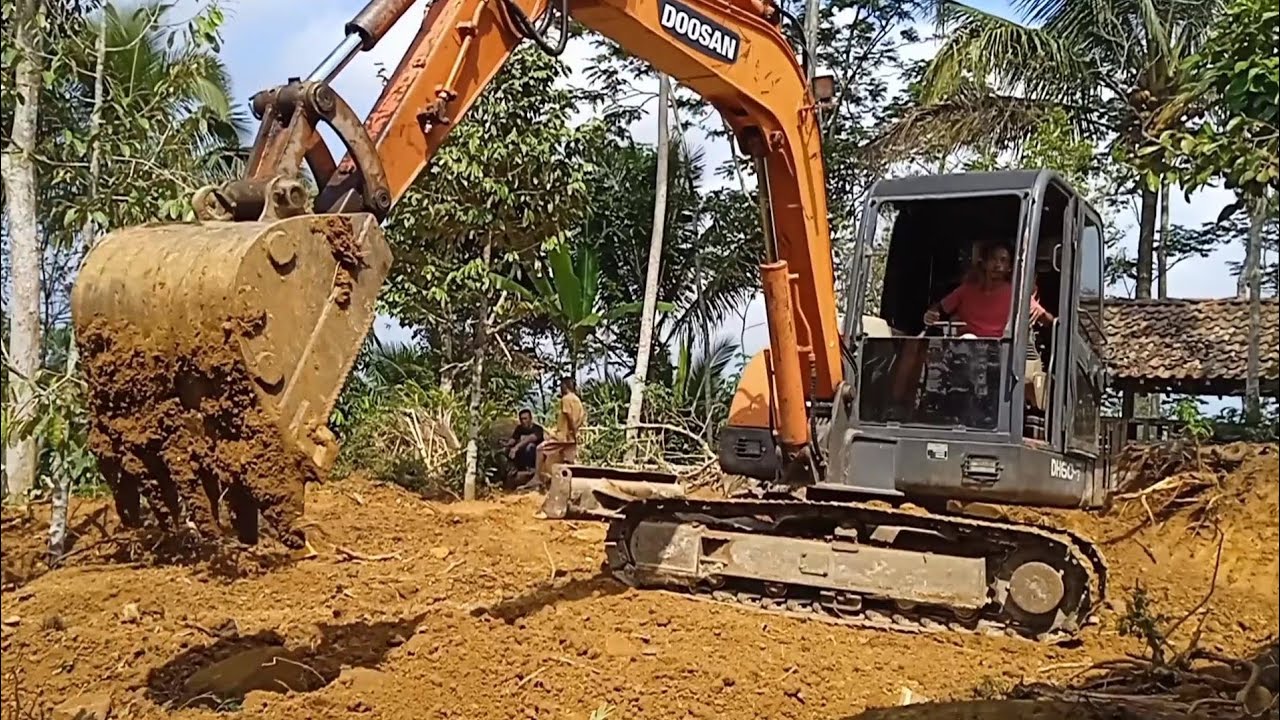 Doosan Dh 60 7 Small Excavator Works Clearing Land Youtube