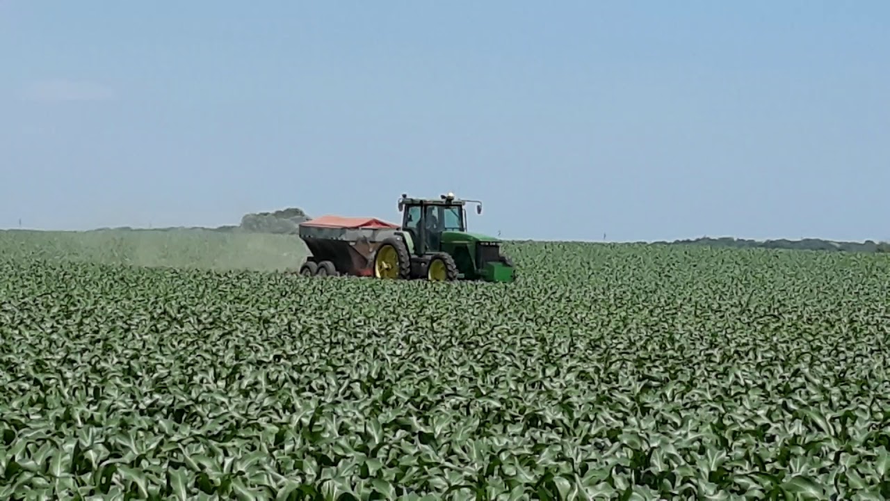 John Deere 8100 Spreading Urea On Sweet Corn Youtube