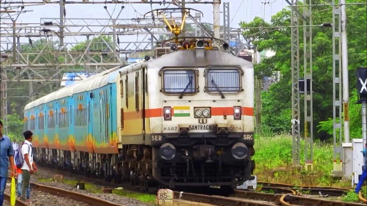 Inaugural Run 20821 Pune Santragachi Humsafar Express Youtube