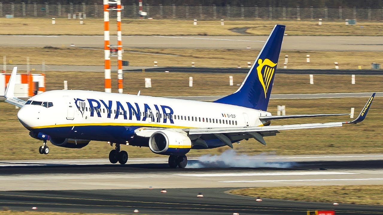 A Smooth Ryanair Boeing 737 Landing On The Left Wheel 4k Youtube
