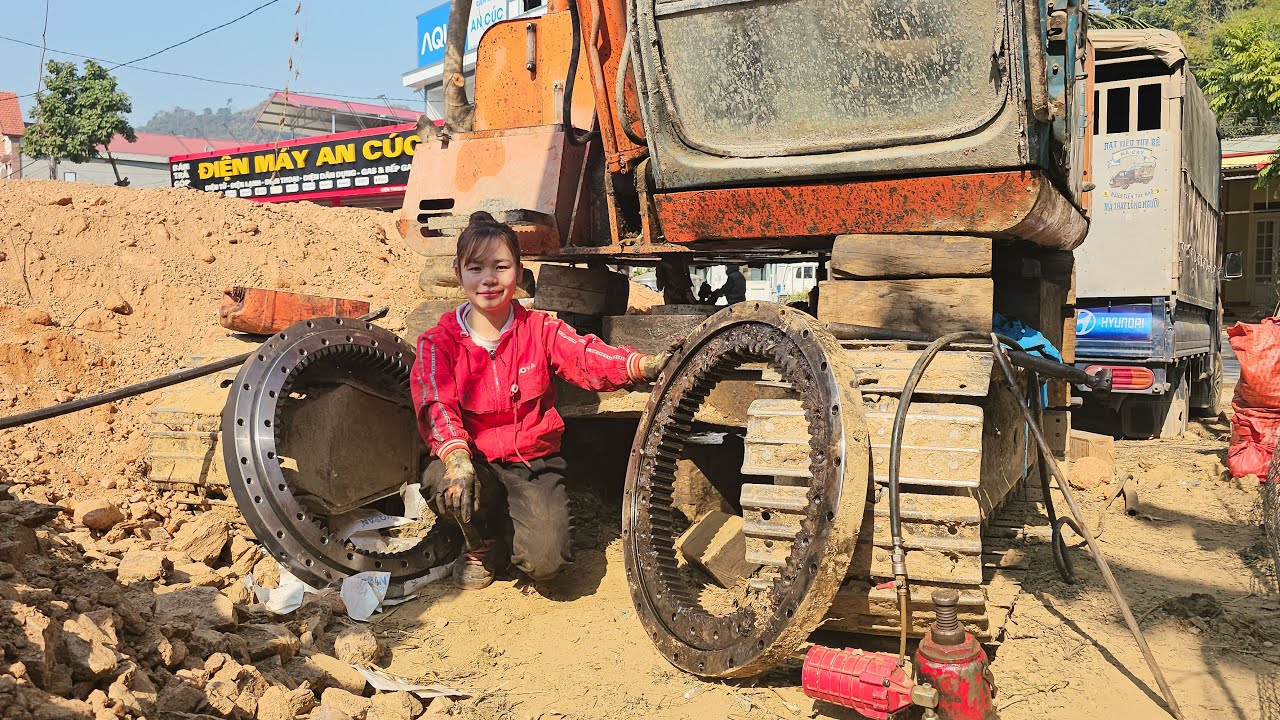 Mechanic Girl Replaces Turntable For Broken Excavator Youtube