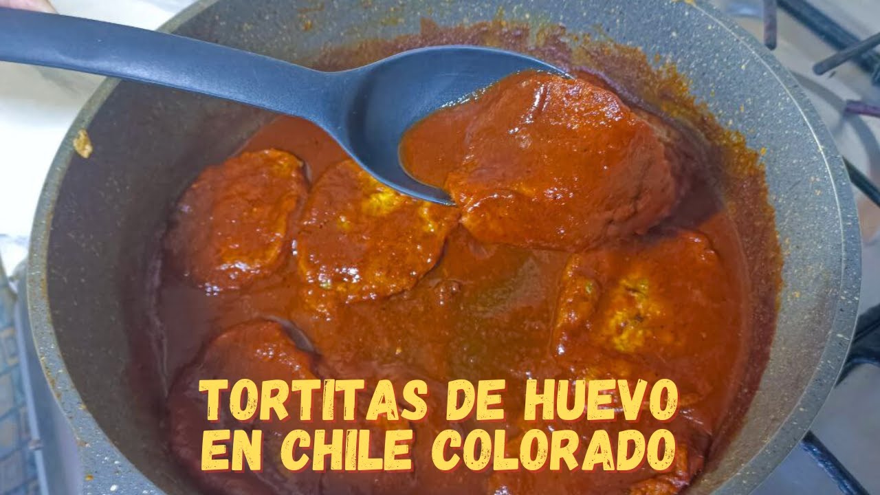 Cocinando Unas Tortitas De Huevo En Chile Colorado Sencillas Y