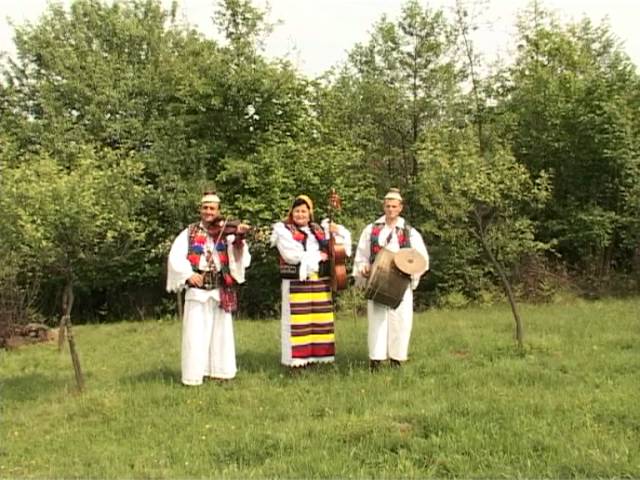 Maria si Petre Botis - Mai mandrut cusma rotunda
