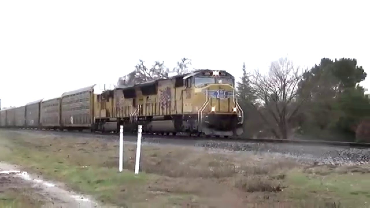 Up 3861 Empty Autoracks South Hd Youtube