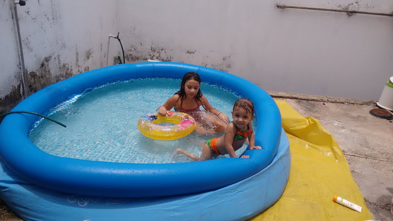 Brincando Na Cama Elástica E Dançando Na Piscina Playing On The